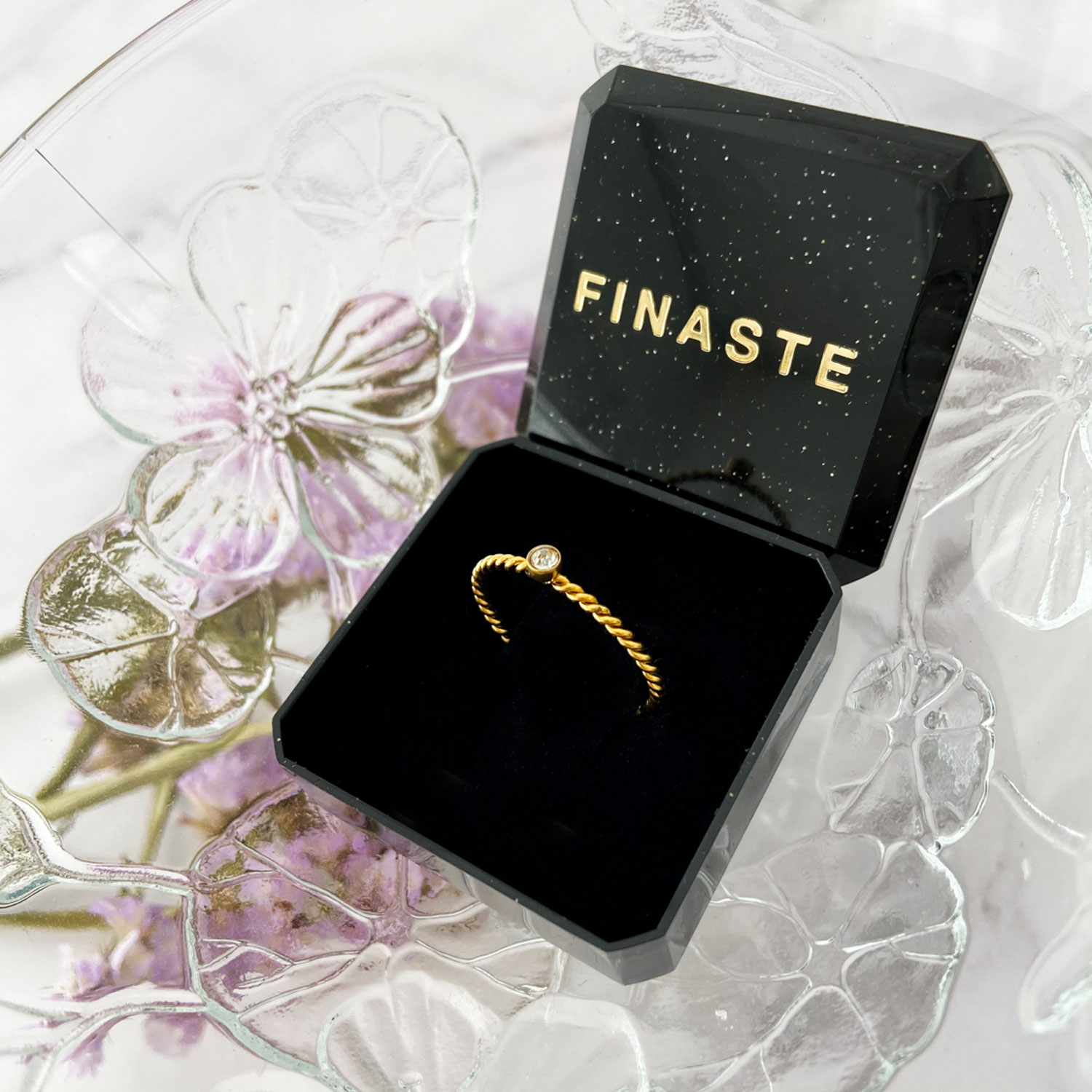 Gedraaid Ringetje met Steentje Gold Plated | Ringen Shoppen Gedraaid Ringetje met Steentje Gold Plated | Ringen Shoppen