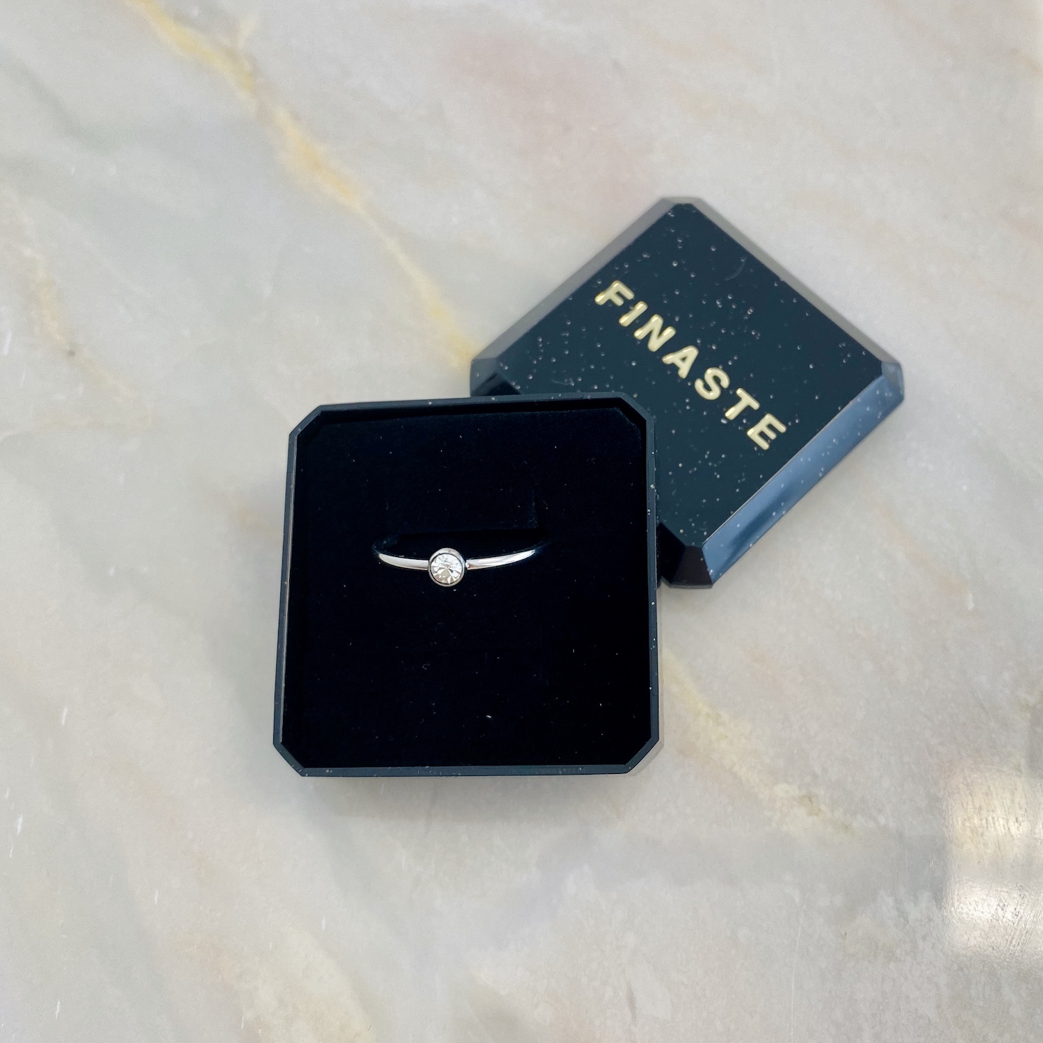 Ring met steentje | Zilveren minimalistische ringen | Finaste.nl